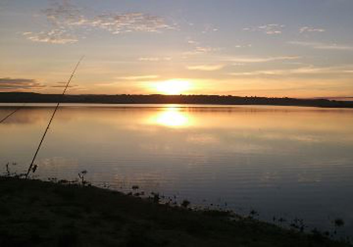 Fallece un anciano al caer al agua mientras pescaba en el embalse de Navalcán (Toledo)