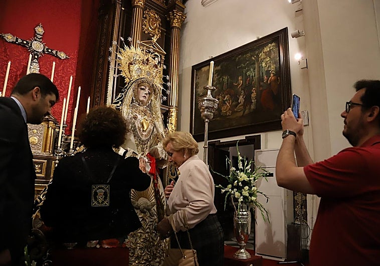 El besamanos a la Virgen de los Dolores, el sublime encuentro que ...