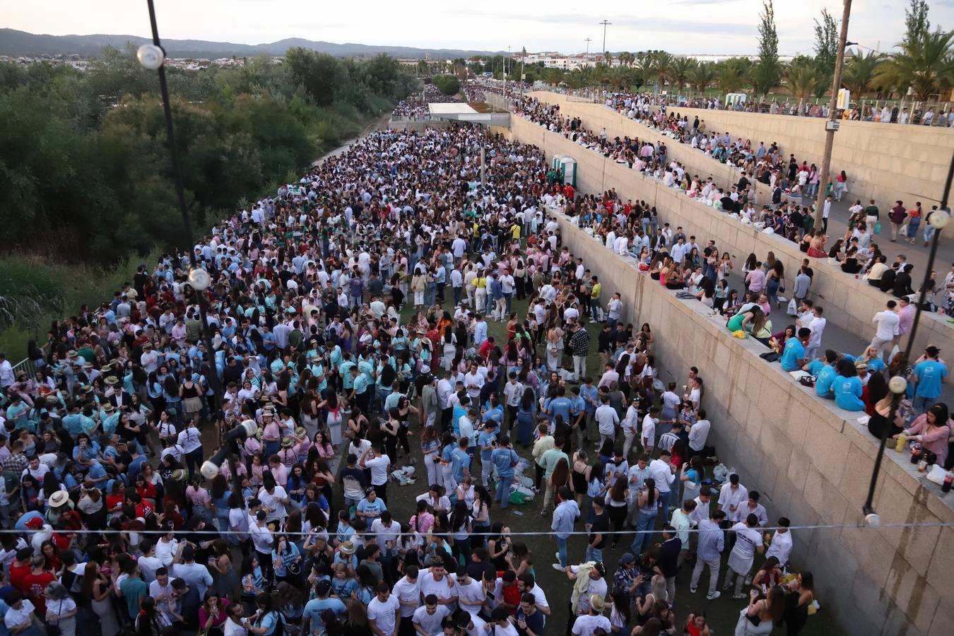 El botellón que todo lo inunda en la Feria de Córdoba, en imágenes