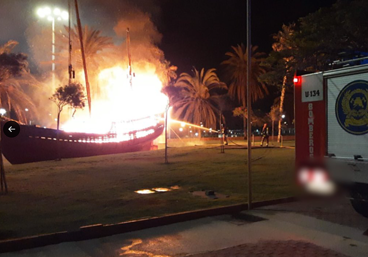 Un incendio devora la réplica de La Niña de Colón