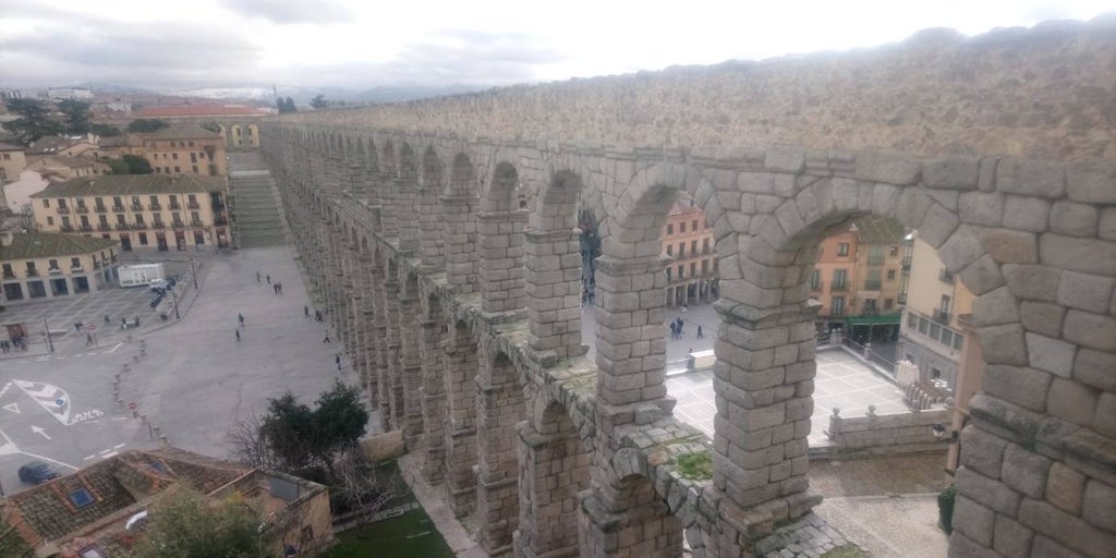 Grave un joven de 22 años tras precipitarse del Acueducto de Segovia
