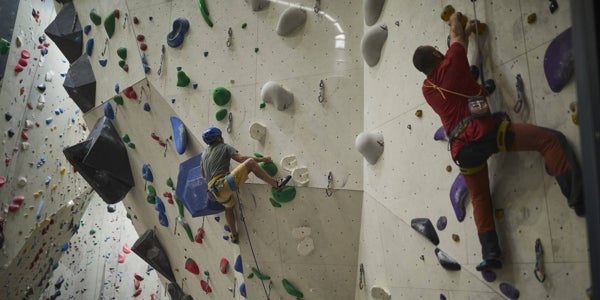 El 'boom' de la escalada impulsa el negocio de los rocódromos: «Trepar ...