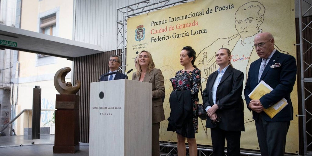 La poeta uruguaya de 91 años Circe Maia recibe el XX Premio de Poesía ...