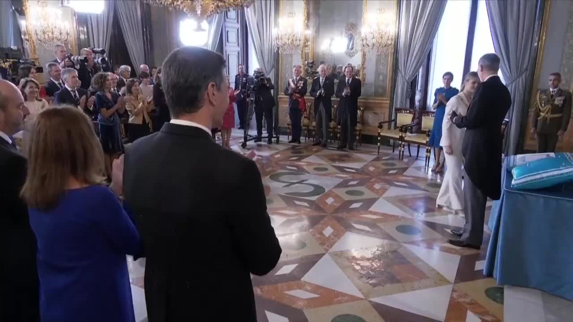 Felipe VI impone a su hija el Collar de la Orden de Carlos III, la ...