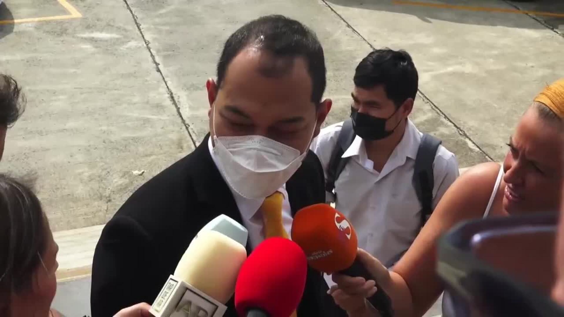 Rodolfo Sancho llega al tribunal provincial de Samui para acompañar a ...