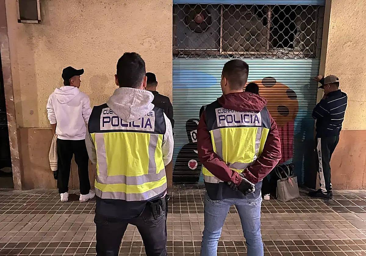 Cuatro detenidos y once actas por drogas en un dispositivo de madrugada en el distrito ...