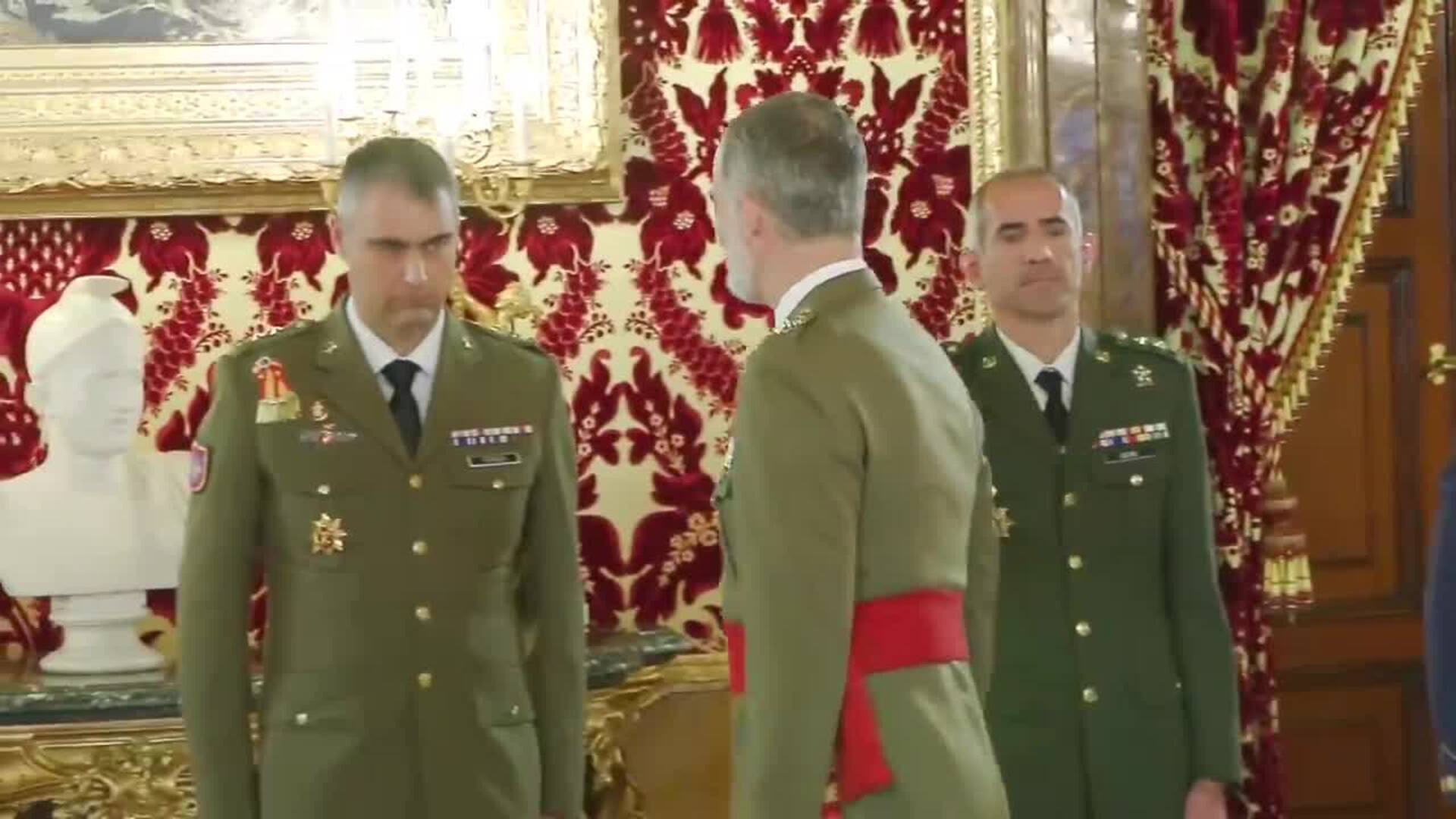 Felipe VI recibe en audiencia a un grupo de coroneles