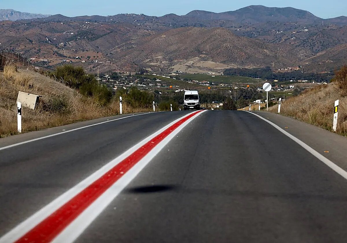 La línea roja que ha sorprendido a los conductores de esta carretera de ...