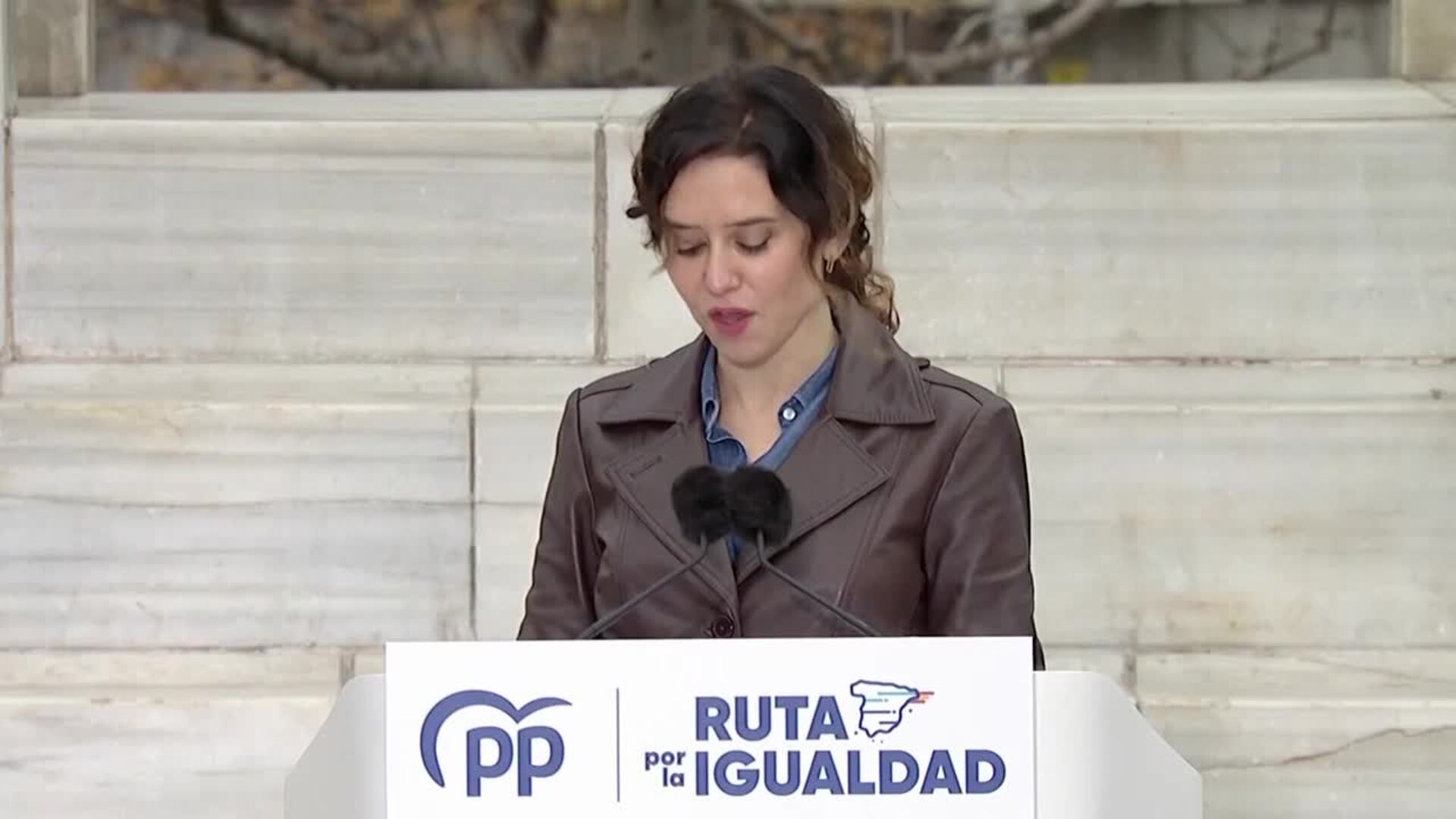 Ayuso exige a Sánchez que "dé la cara" en vez de "difamar"