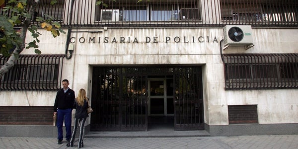 Violento asalto con rehenes a una criminal y sus hijos en casa: armas ...