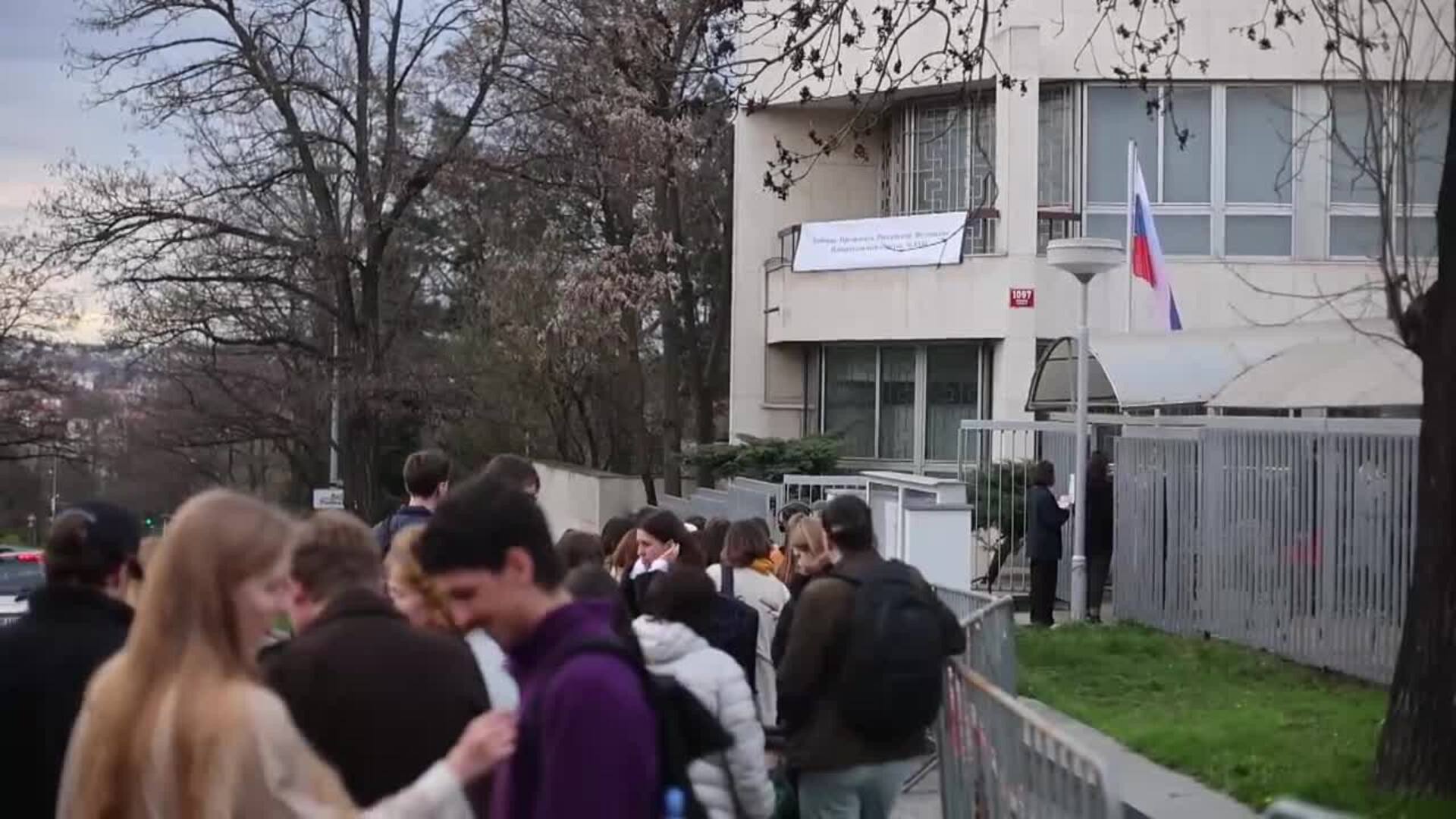 La embajada de Rusia en Praga recibe a los rusos que acuden a votar en ...