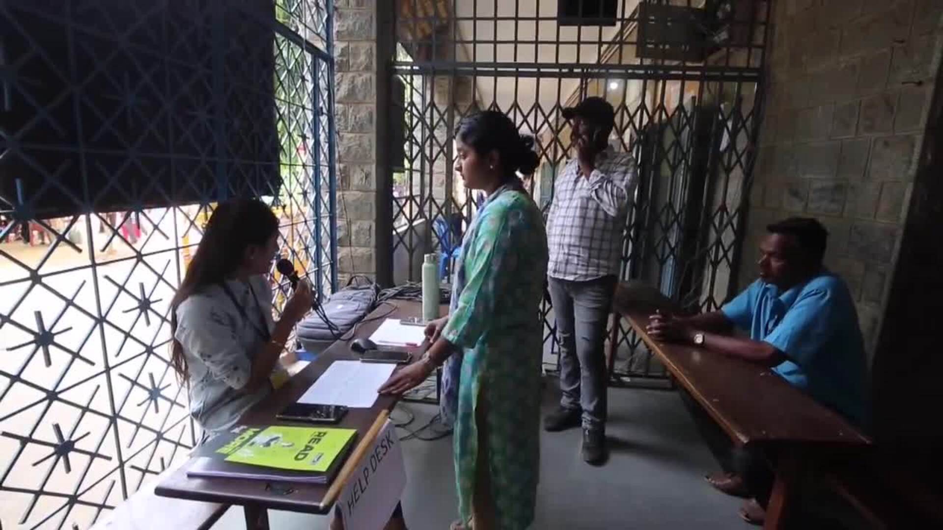 Preparativos en un colegio electoral de Bangalore en vísperas de las ...