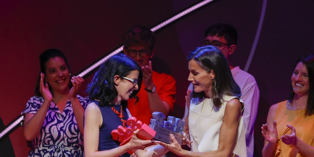 La Reina preside un concurso de monólogos para promover la divulgación ...