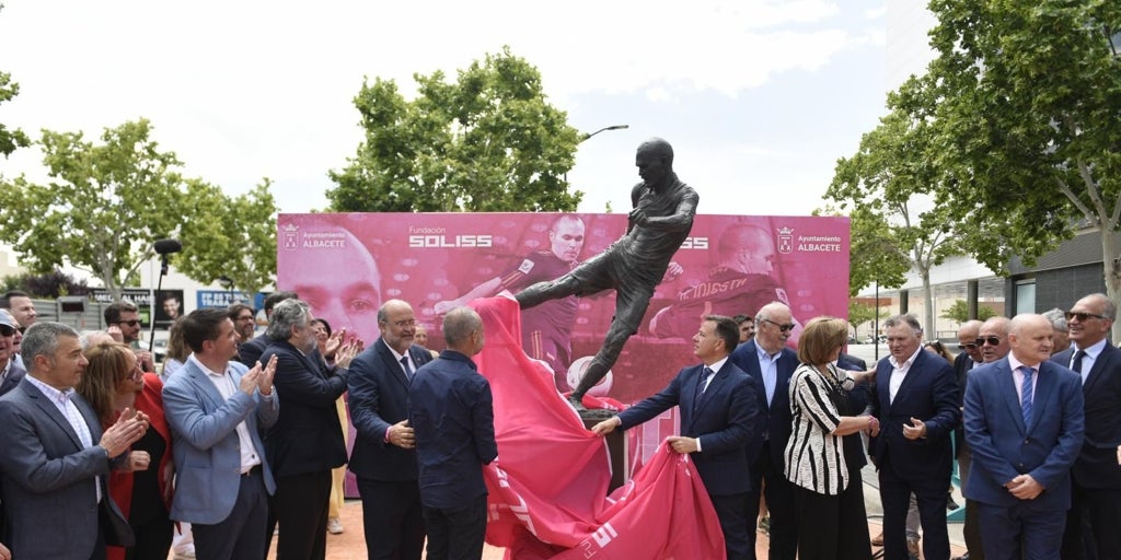 Albacete inaugura la escultura de Andrés Iniesta, que simboliza su gol ...