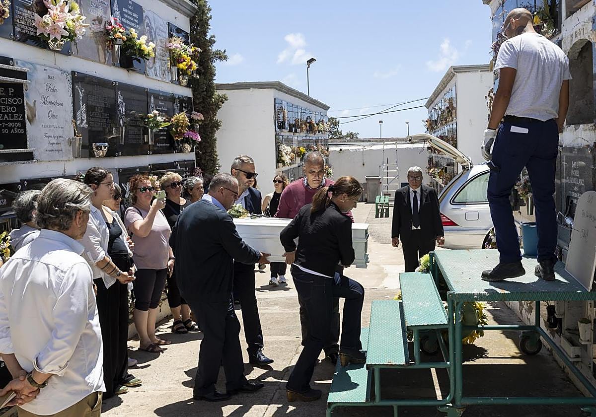 La carta de una madre de Costa de Marfil en el funeral de su hijo de 4 ...