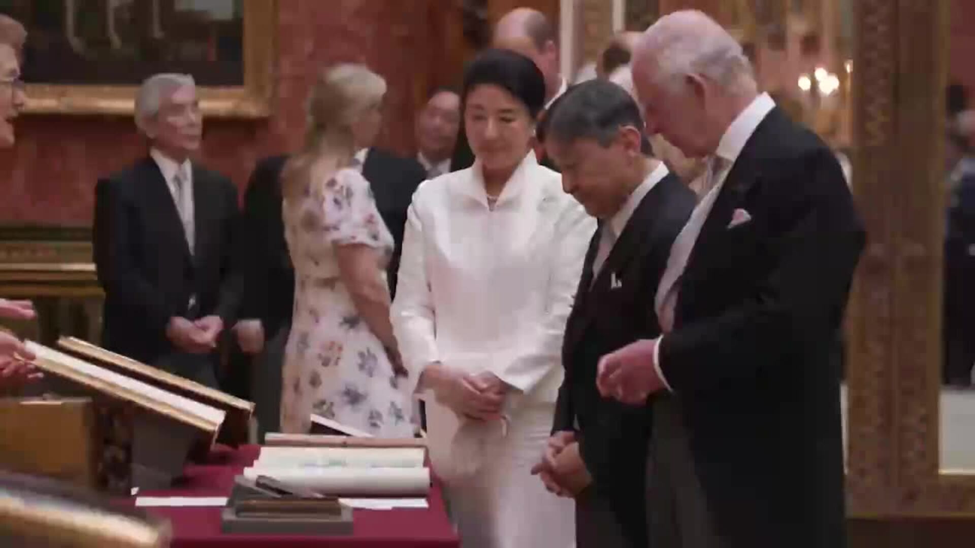 Los reyes Carlos y Camila reciben a los emperadores de Japón en su ...