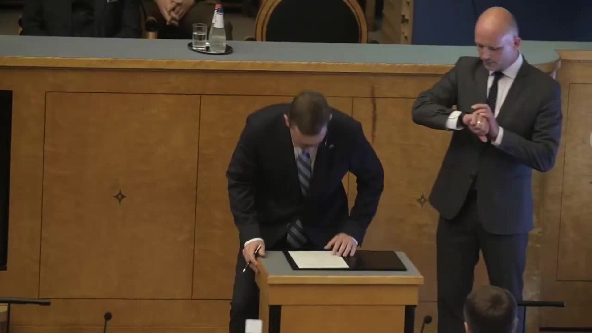 Los miembros del nuevo gabinete estonio del primer ministro Kristen ...