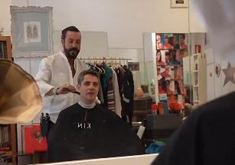 Bolaños sube un vídeo junto a su peluquero y las redes se ceban con él