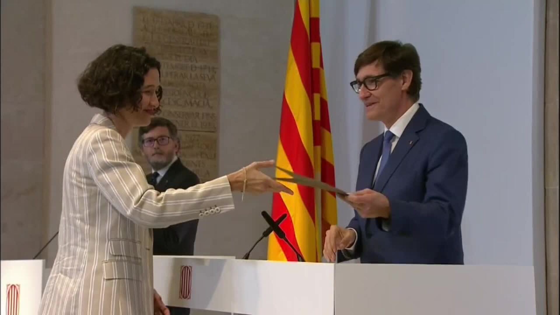 Los 16 consellers del nuevo Govern prometen su cargo en un sobrio acto ...