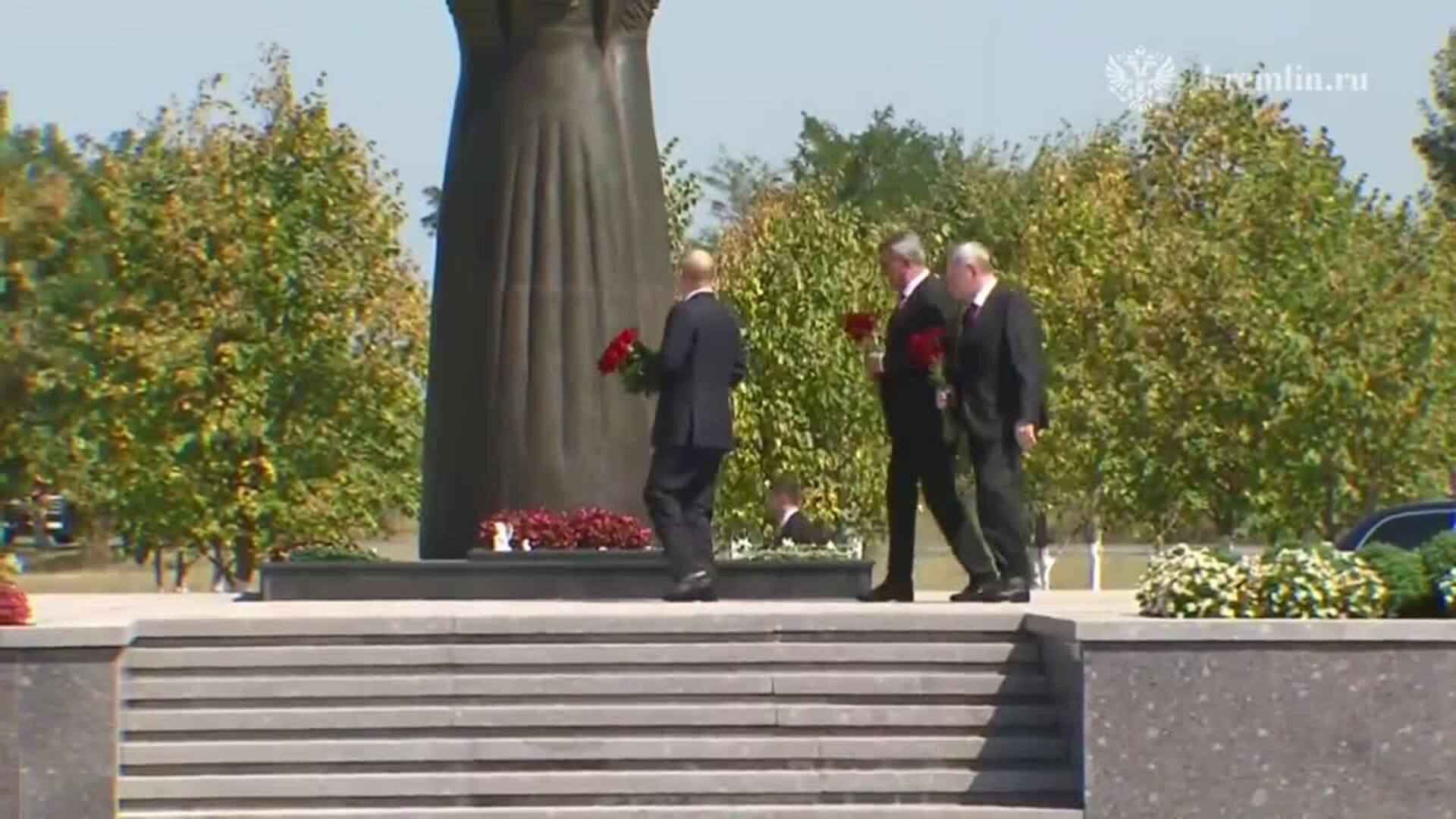 Putin visita Beslán para rendir homenaje a las víctimas del sangriento ...