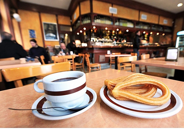 Califica de «atraco» la cuenta de un café con tres churros y sale ...