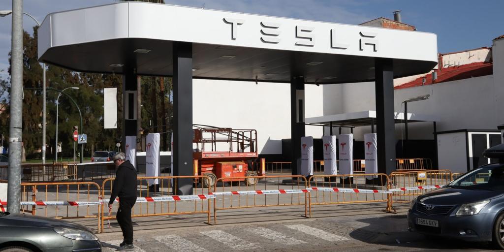 Tesla inaugurará su primera electrolinera en Córdoba, mejorando el ...