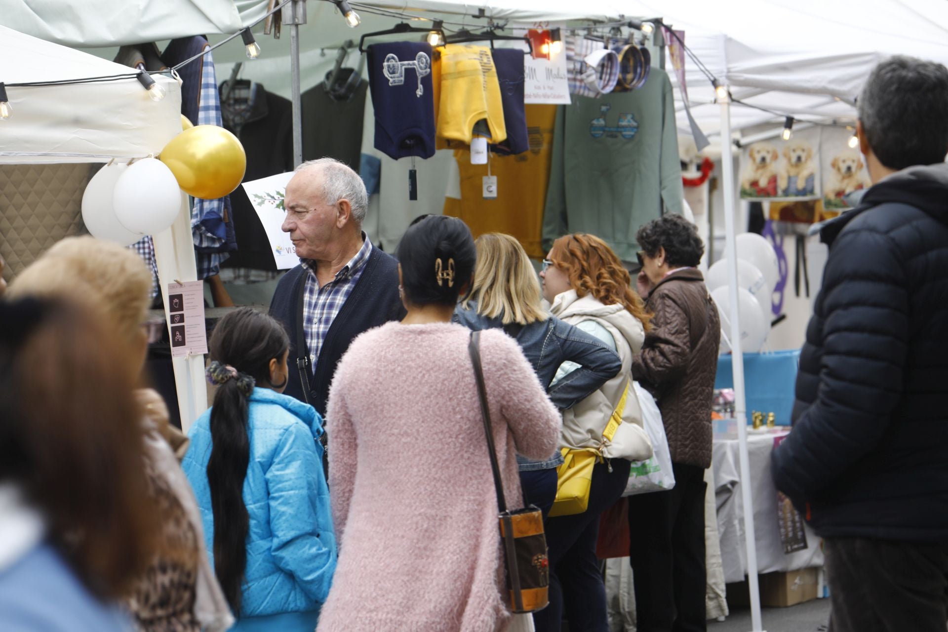 El pequeño comercio sale a la calle en el Santa Rosa Day, en imágenes
