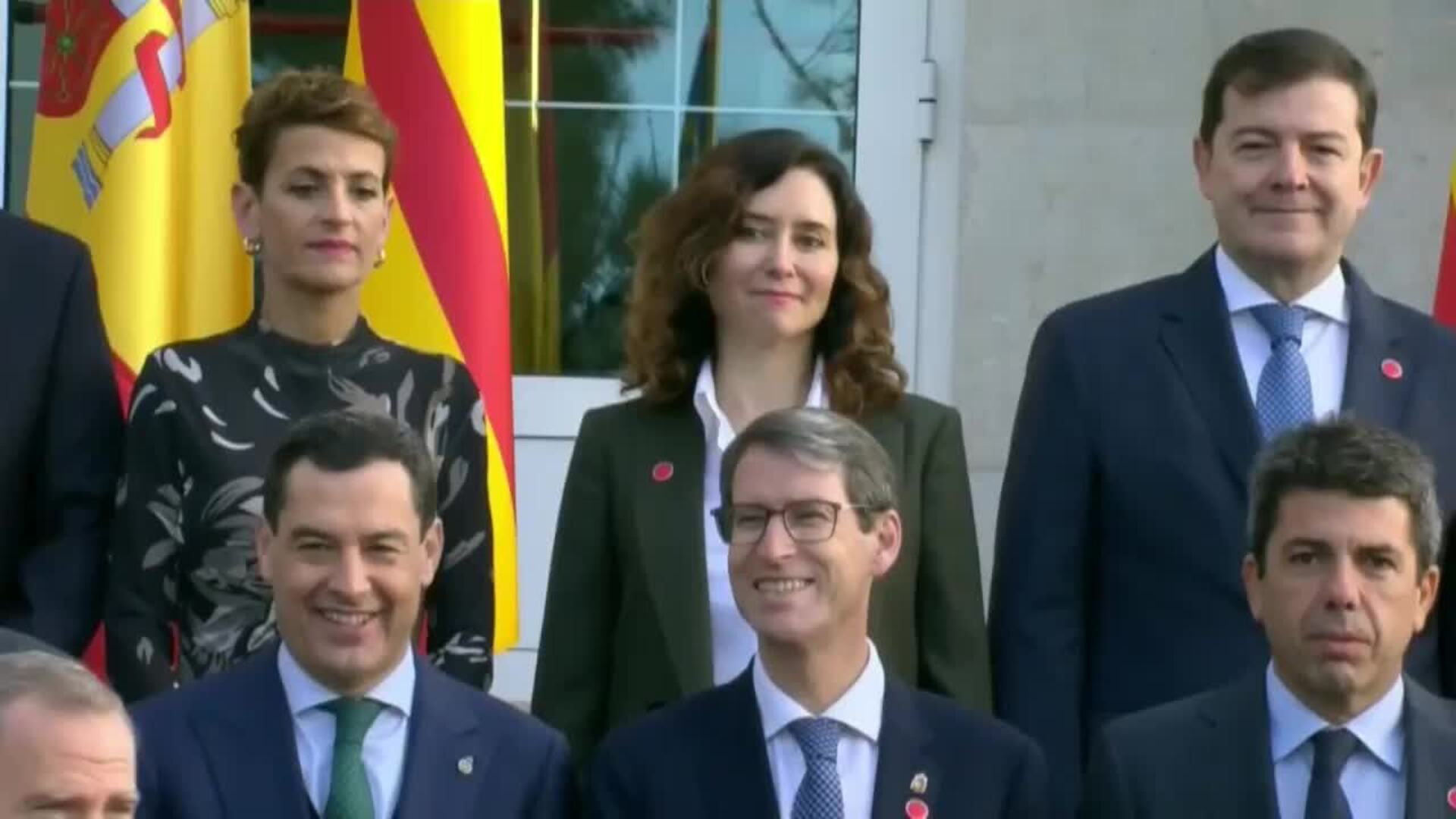 El rey preside la foto de familia previa al inicio de la XXVII ...