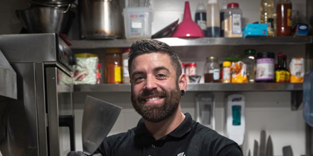 El youtuber Esttik abre su nueva hamburguesería en Larios Centro: «Es ...