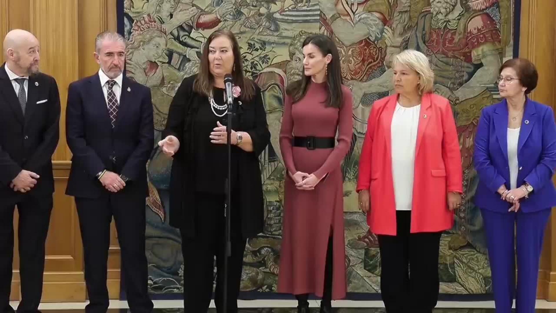 La reina recibe el premio "Verdad, Memoria y Justicia" de la AVT por ...