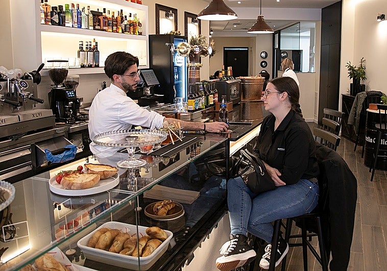 Aperitivos, café italiano, vermú y cócteles: la nueva apertura de Casa ...