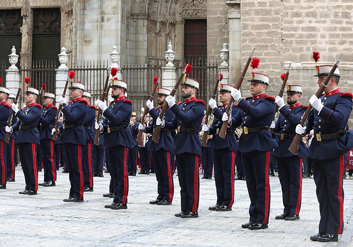 La Guardia Real deja su floreada huella en Toledo