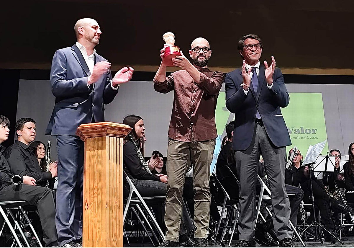 Jordi Colonques recibe el Premi Enric Valor de Novel.la en Valencià por ...