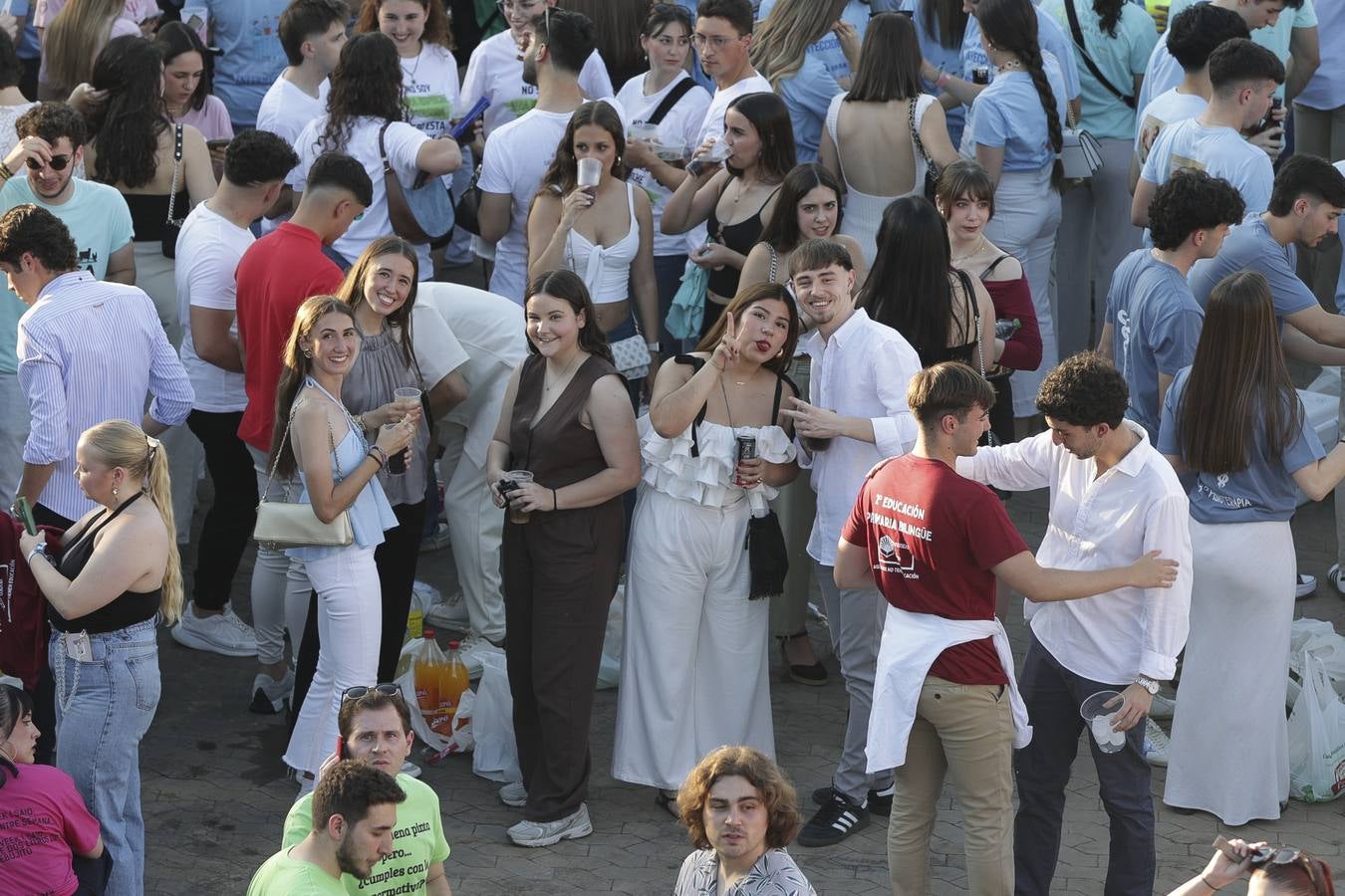 El botellón toma los alrededores de la Feria de Córdoba, en imágenes