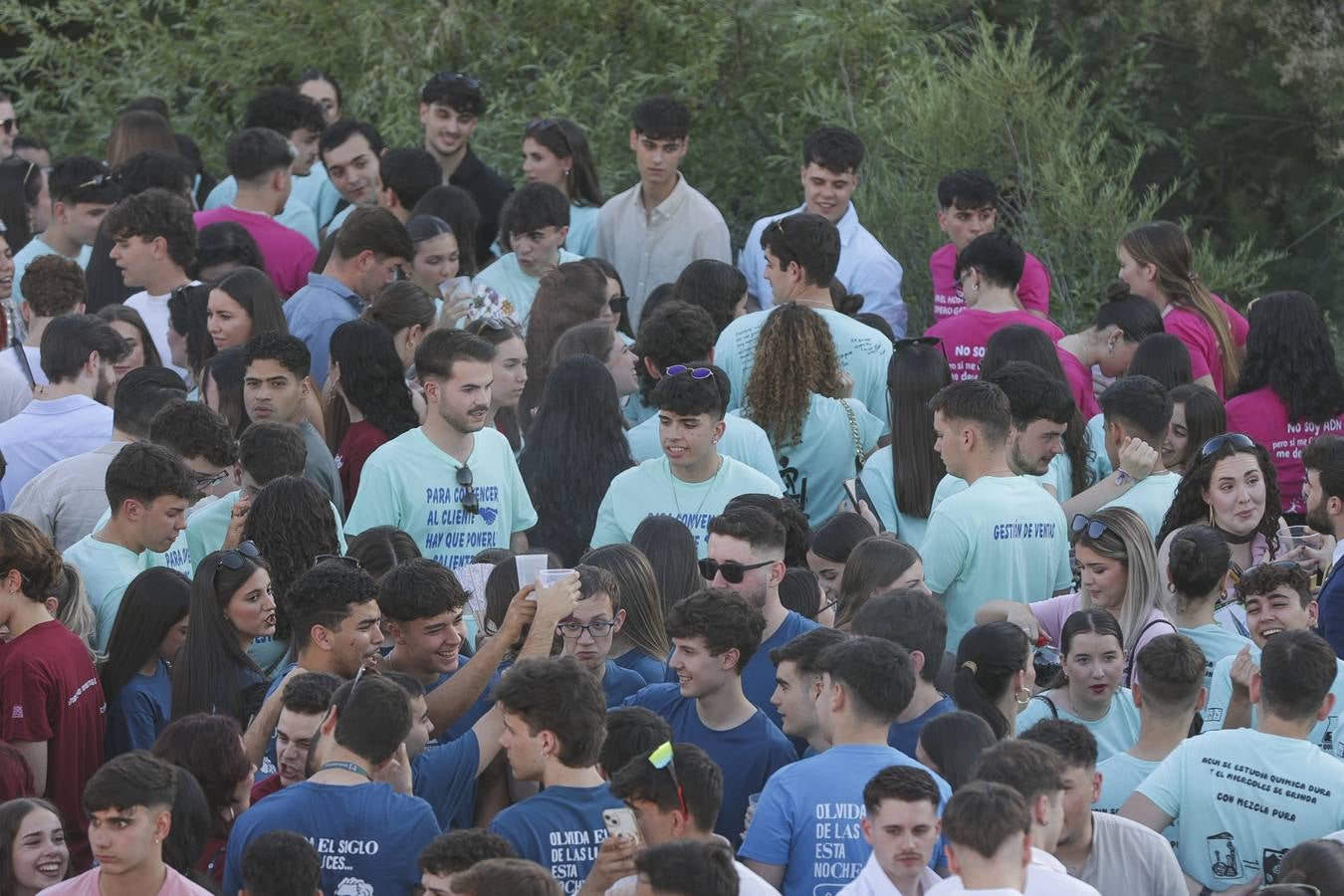 El botellón toma los alrededores de la Feria de Córdoba, en imágenes