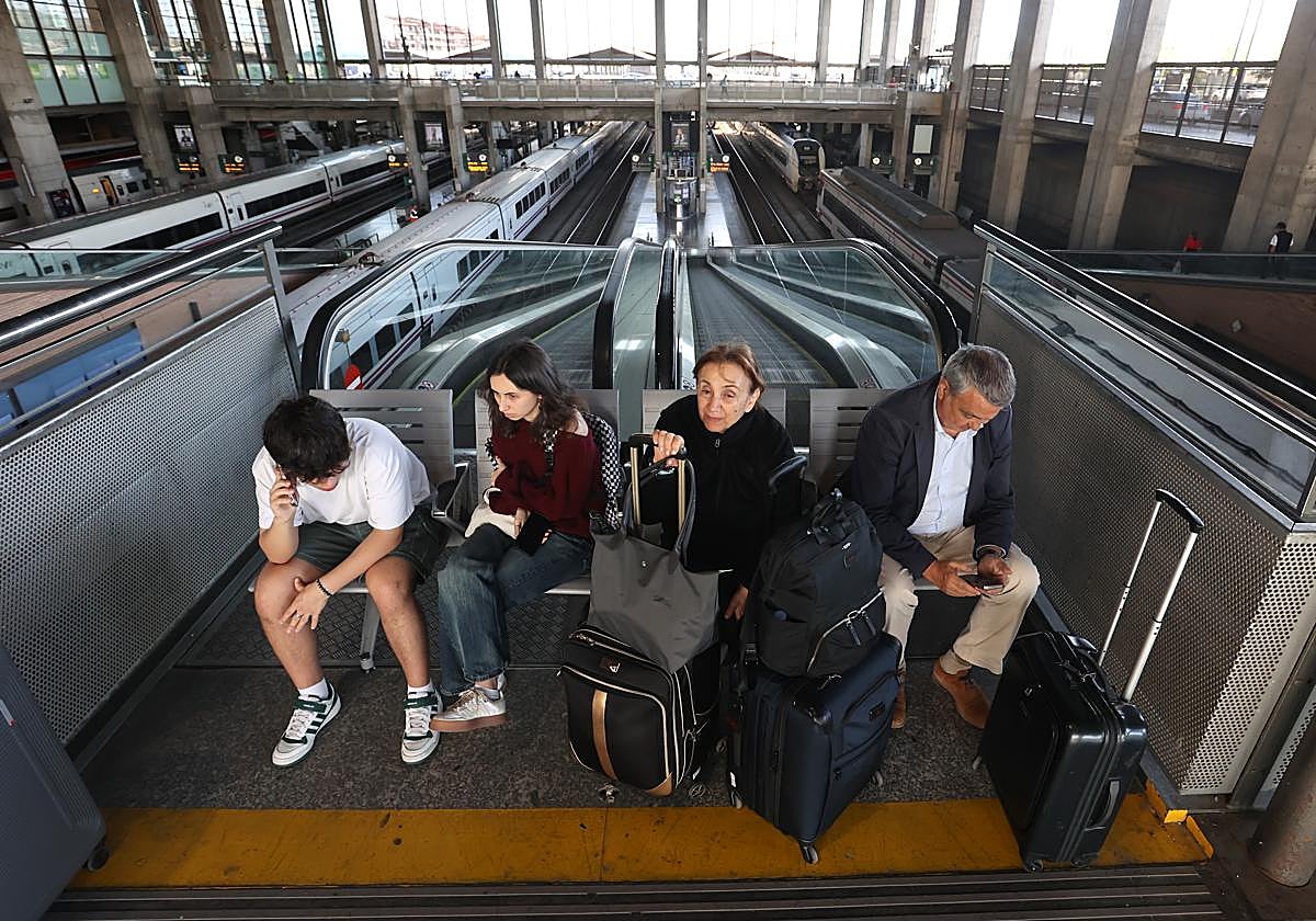 Nueva jornada de retrasos en los trenes de Alta Velocidad por una ...
