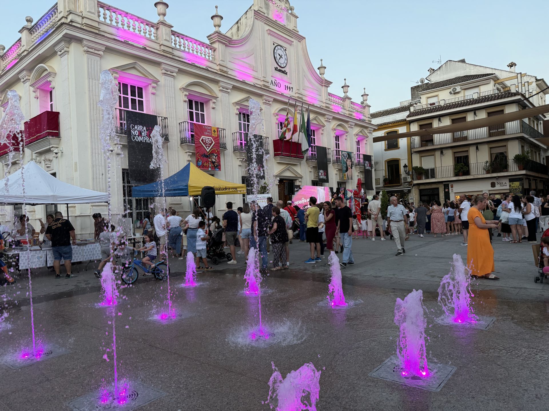 La intensa noche de compras en Cabra, en imágenes