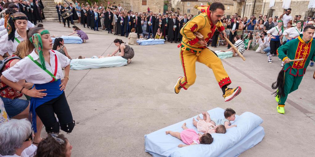 El Colacho, la fiesta en la que un diablo salta sobre recién nacidos en ...