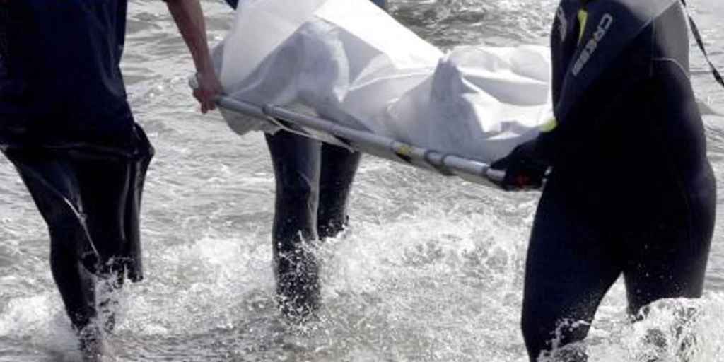 Rescatado sin vida un pescador que cayó al mar en la costa de ...