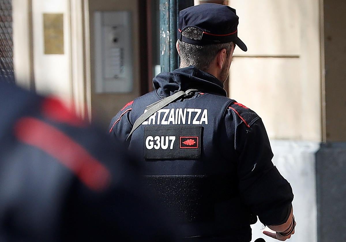 Cuatro ertzainas, heridos tras ser agredidos al mediar en una pelea en ...