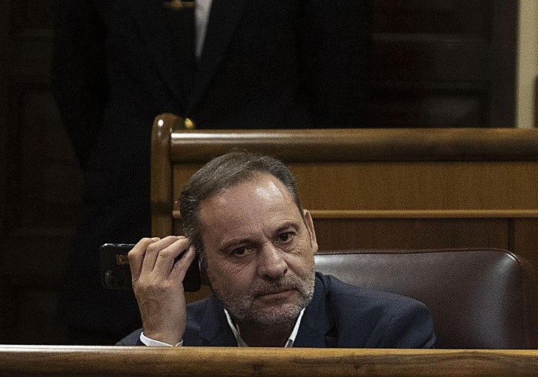 Ábalos reaparece en el Congreso para votar en el Pleno extraordinario e ...