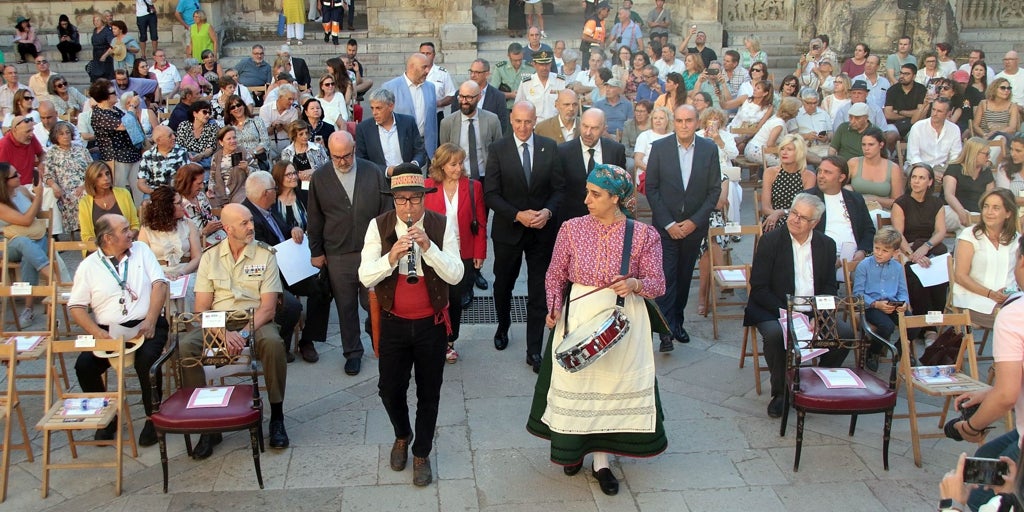 León lee sus Fueros con la presidenta del TSJ de Castilla y León como ...