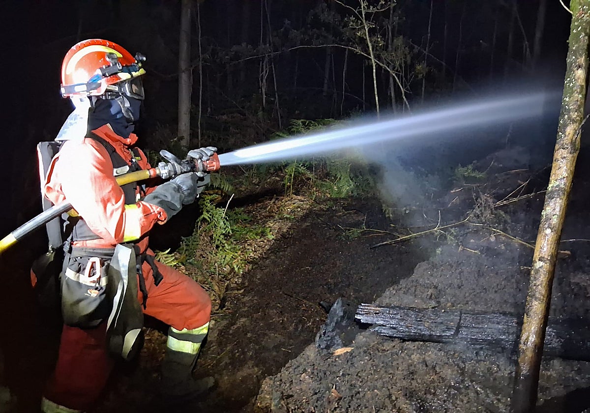 Fin del confinamiento en A Cañiza tras una noche de lucha contra el fuego