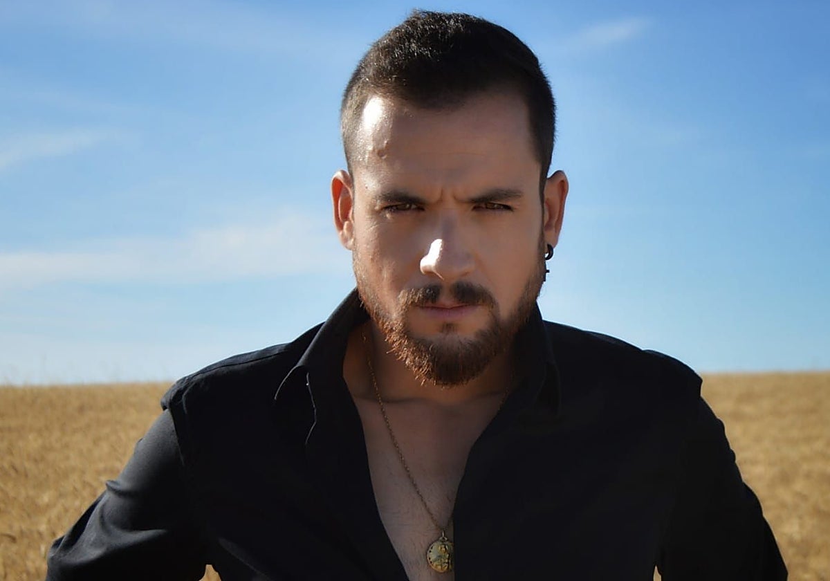 Javier Matía, el joven cantautor agricultor vuelve a los escenarios