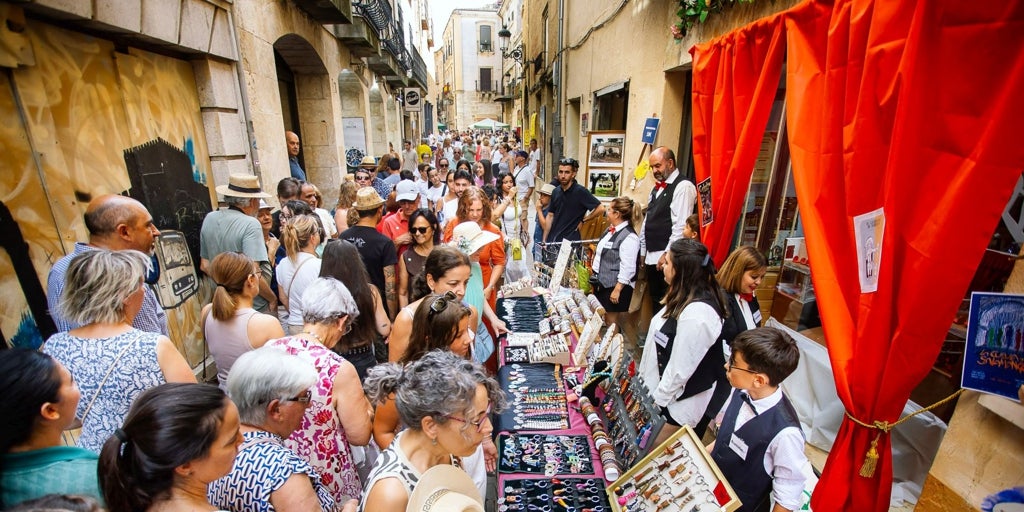 Ciudad Rodrigo vibra otro Martes Mayor con casi 200 puestos y miles de ...
