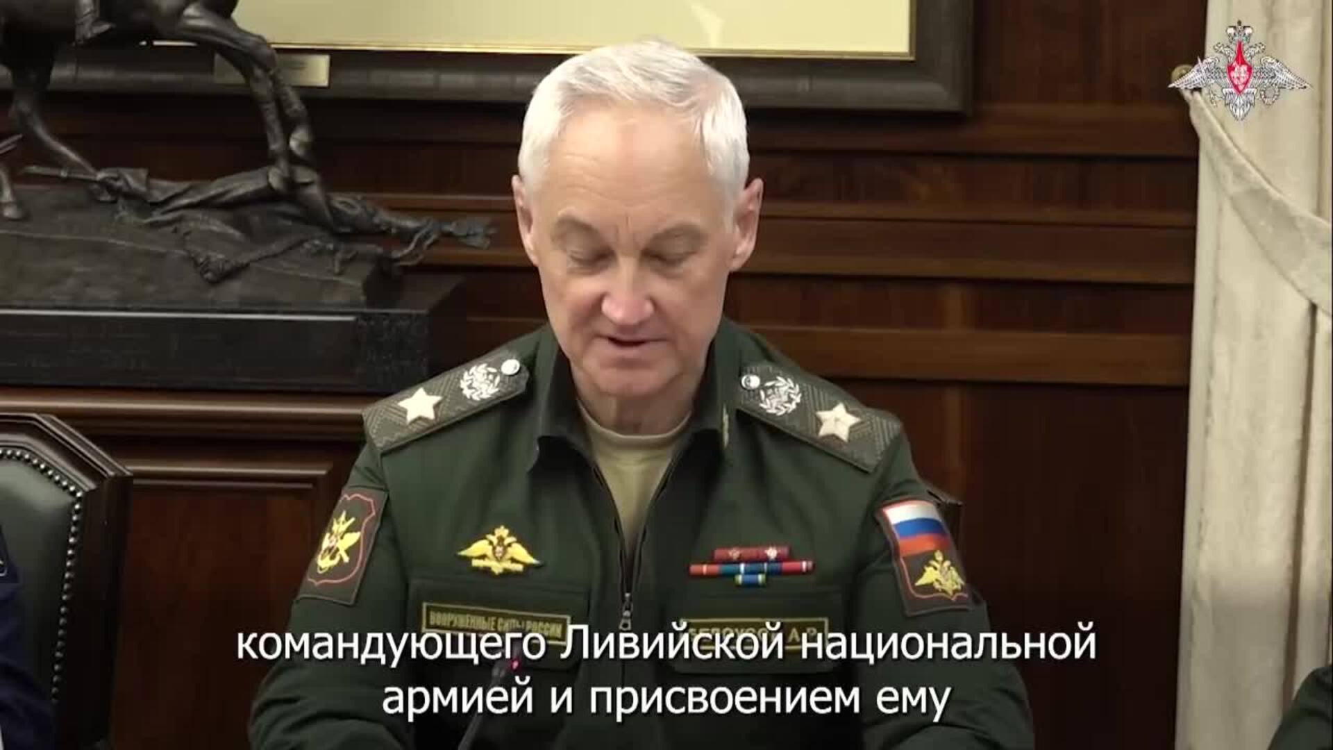 El ministro de Defensa de Rusia se reúne con el jefe del Estado Mayor libio, Jaled Haftar