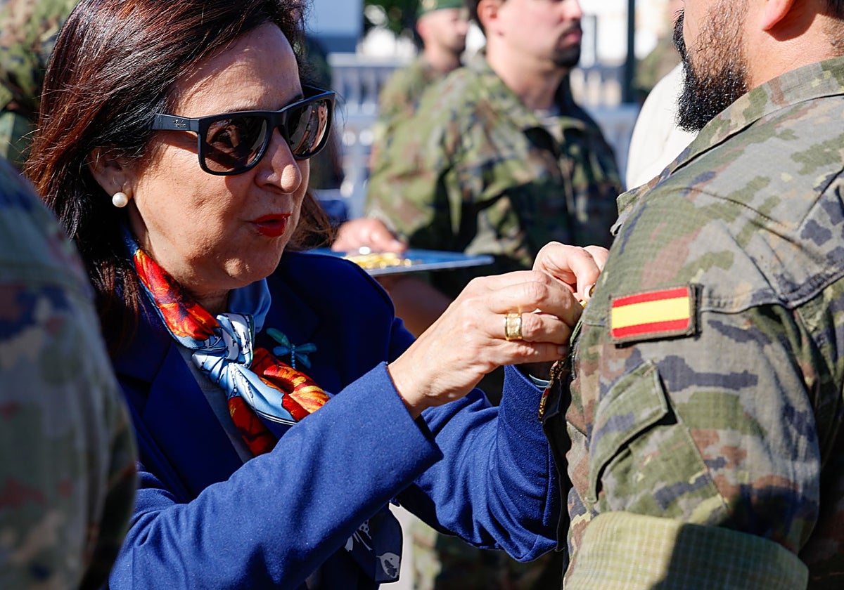 Robles condecora a 38 militares desplegados en Letur tras el efecto ...