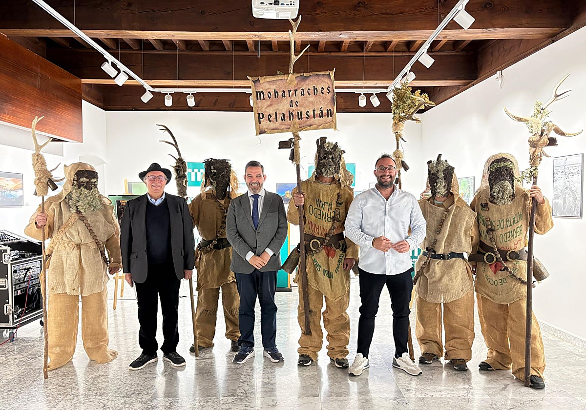 Pelahustán (Toledo) recupera a sus Moharraches: una mascarada ancestral ...
