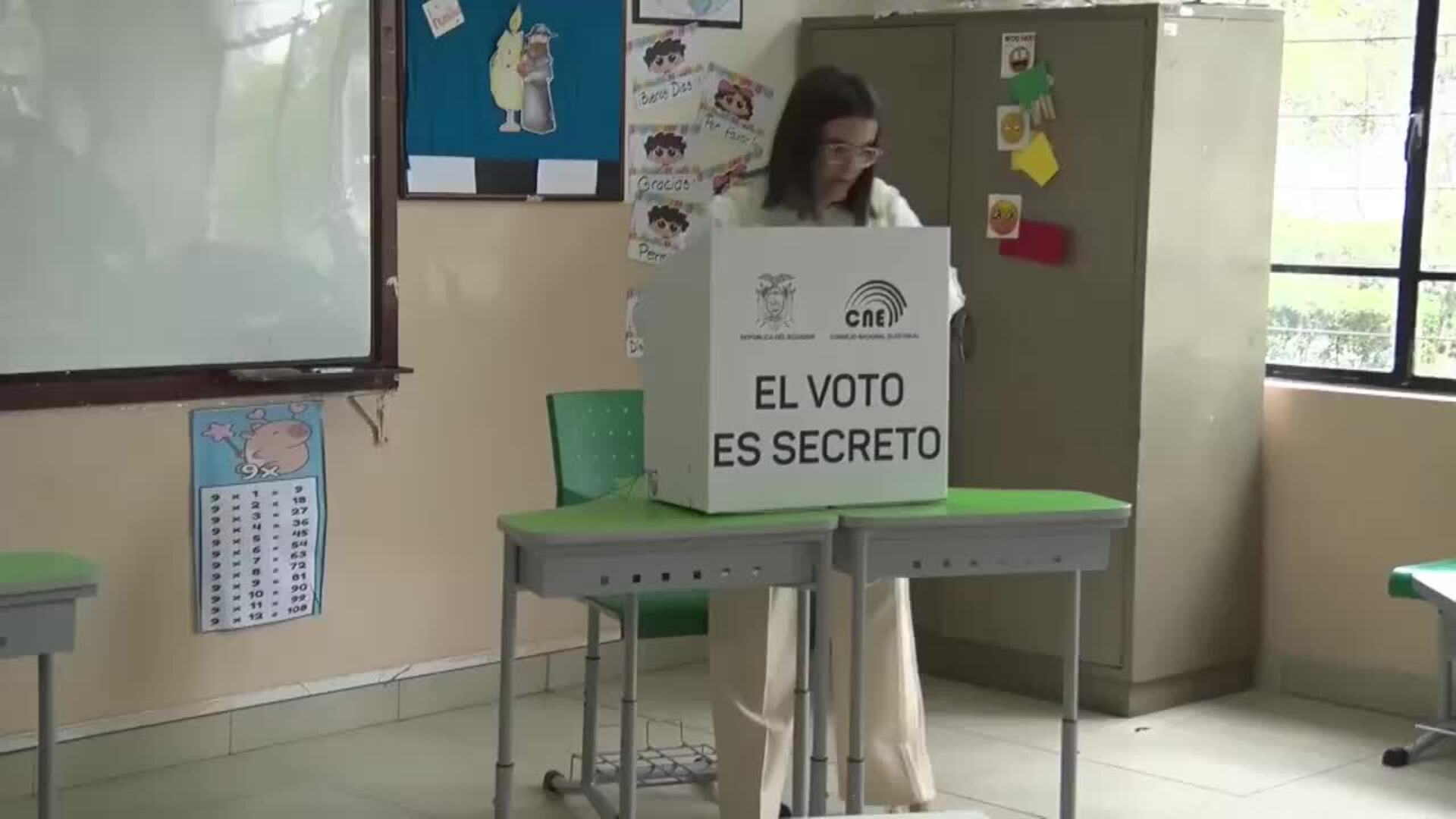 La vicepresidenta de Ecuador asevera que la democracia "se cuida votando"