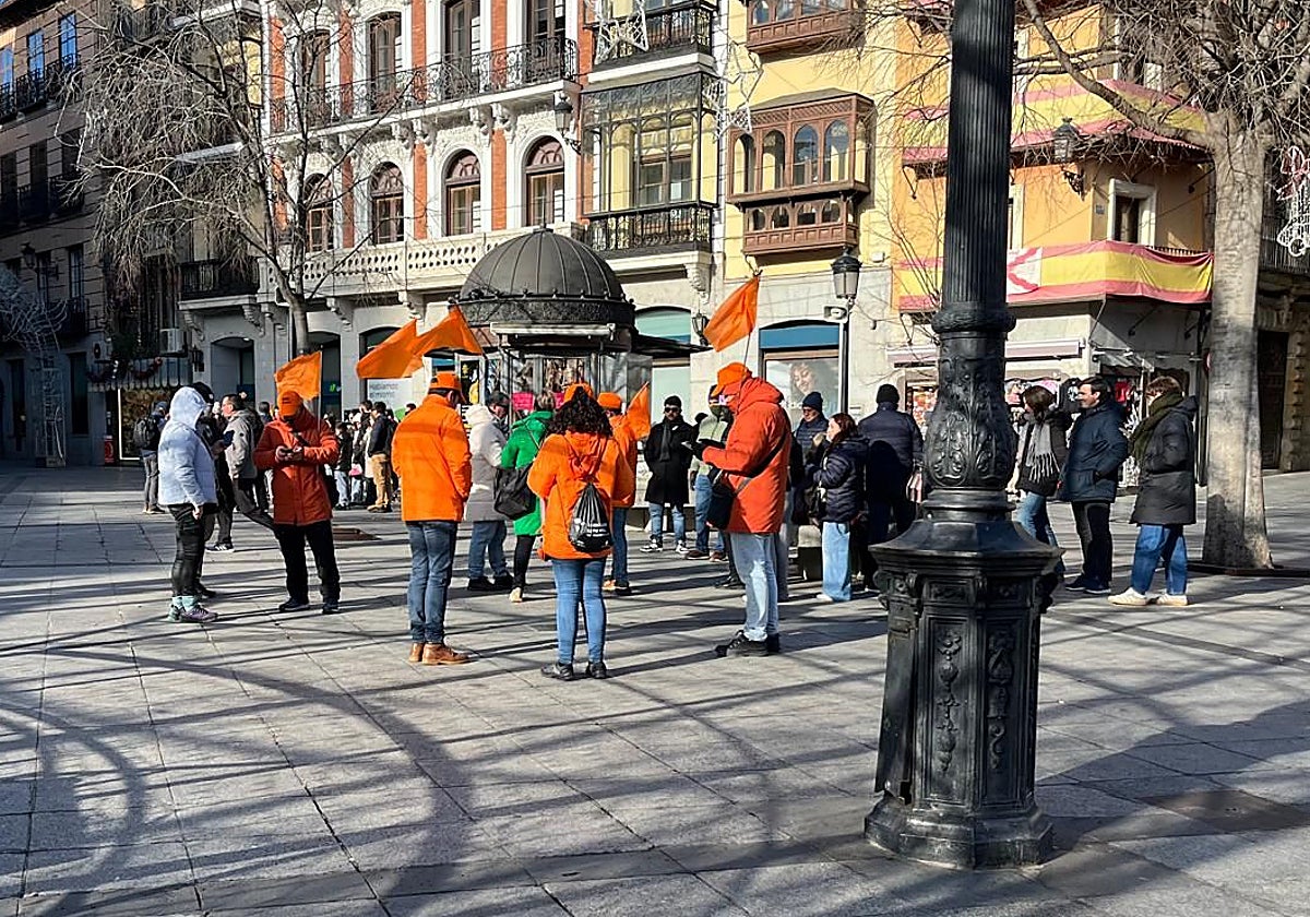 Los 'free tour' de Toledo cambian los paraguas por banderines sin logotipos